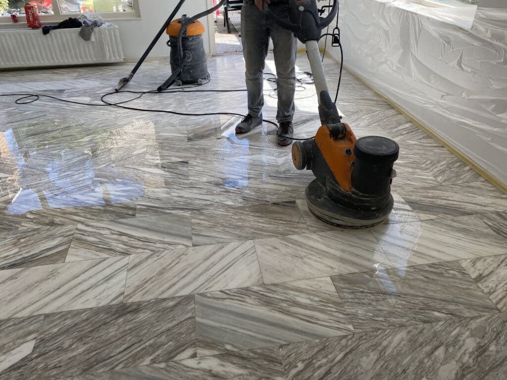 Natuursteen polijsten | Natuursteen vloer polijsten | Glanzend resultaat